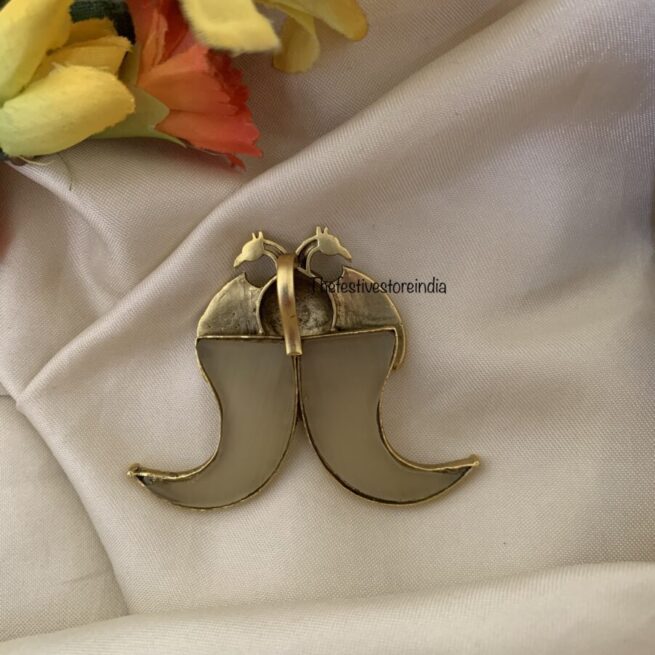 Unisex Jadau tiger claw pendant – The Festive Store