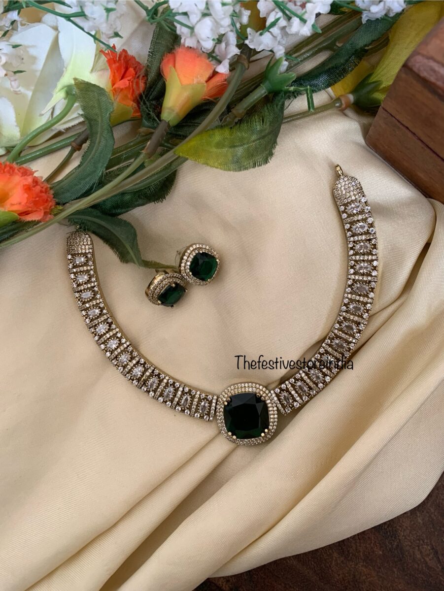 Emerald stone Victorian necklace set - The Festive Store