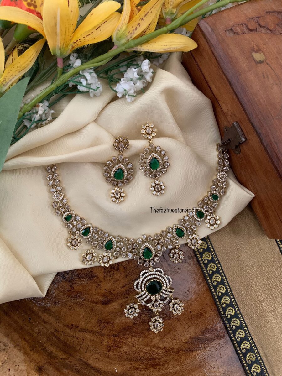 Budgeted emerald Victorian necklace set - The Festive Store