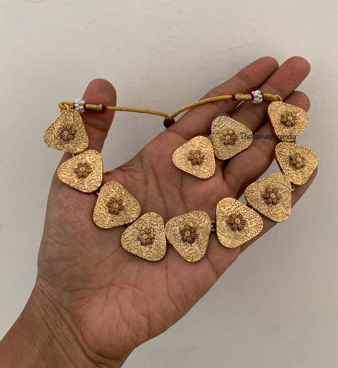 Matte Gold carved floral motif set - The Festive Store